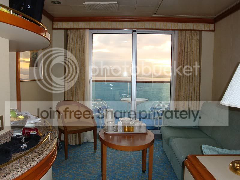 GOLDEN MINI SUITE D505 Dolphin Deck - Princess Cruises - Cruise Critic ...
